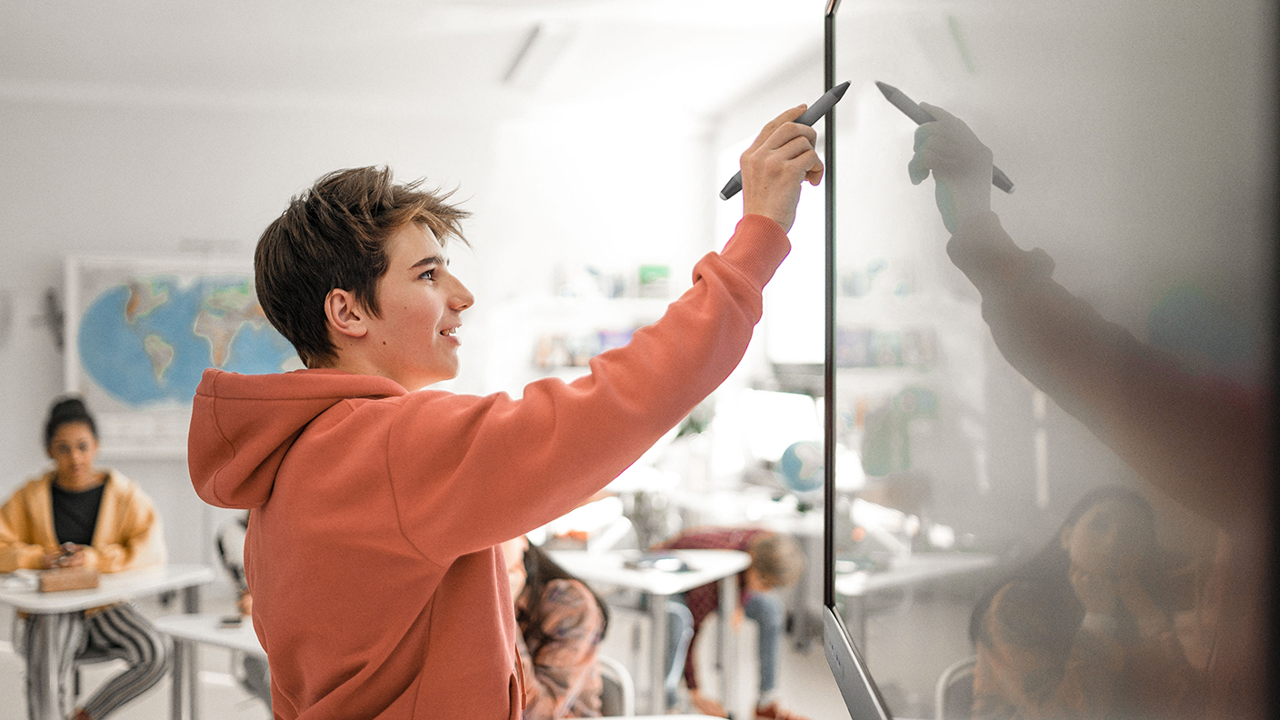 How to Choose the Best Interactive Whiteboard for Your Classroom | BenQ ...