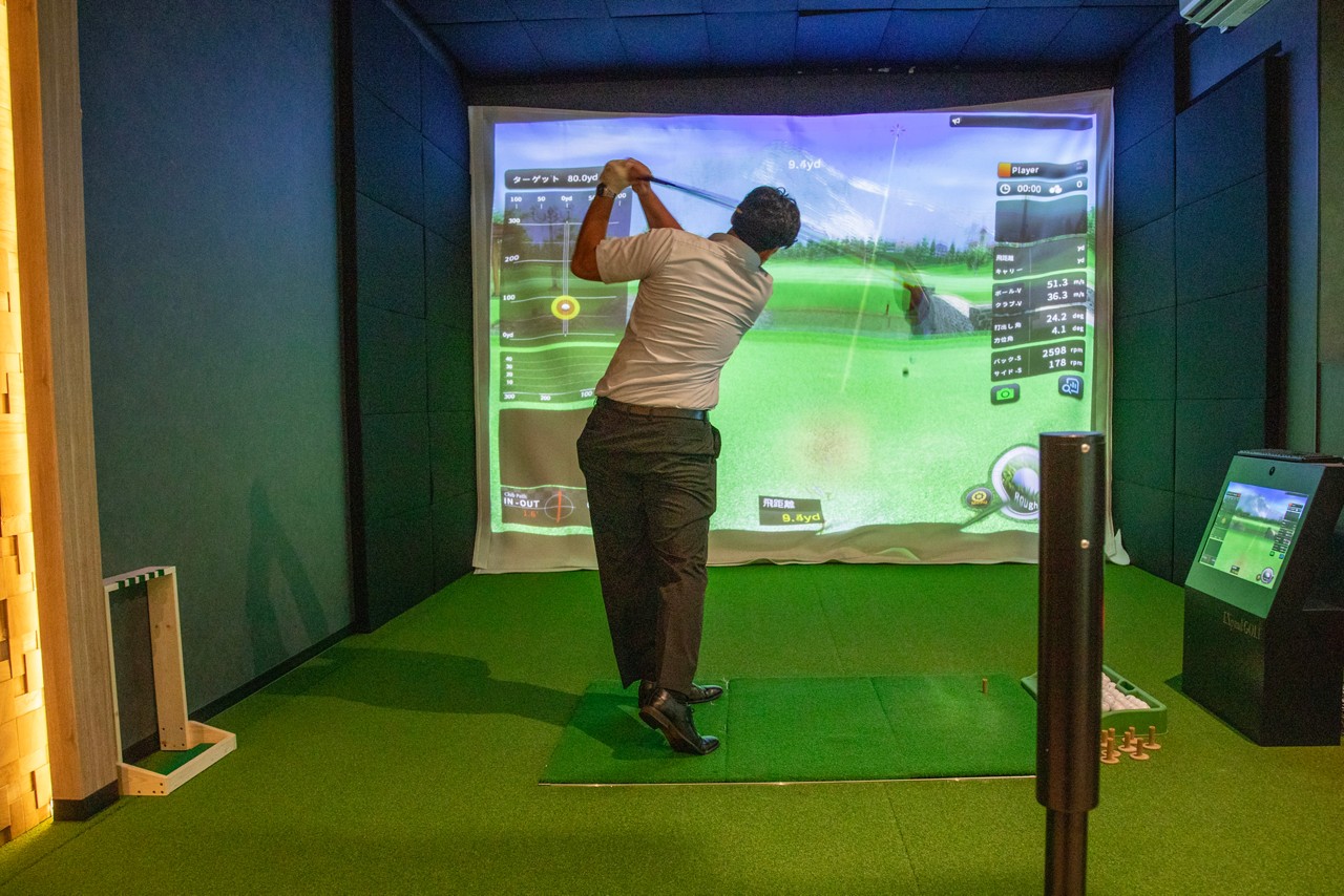 全国に店舗拡大中のインドアゴルフ施設「LAHAGOLF24」がBenQゴルフプロジェクター 2機種を新店導入｜BenQ Japan